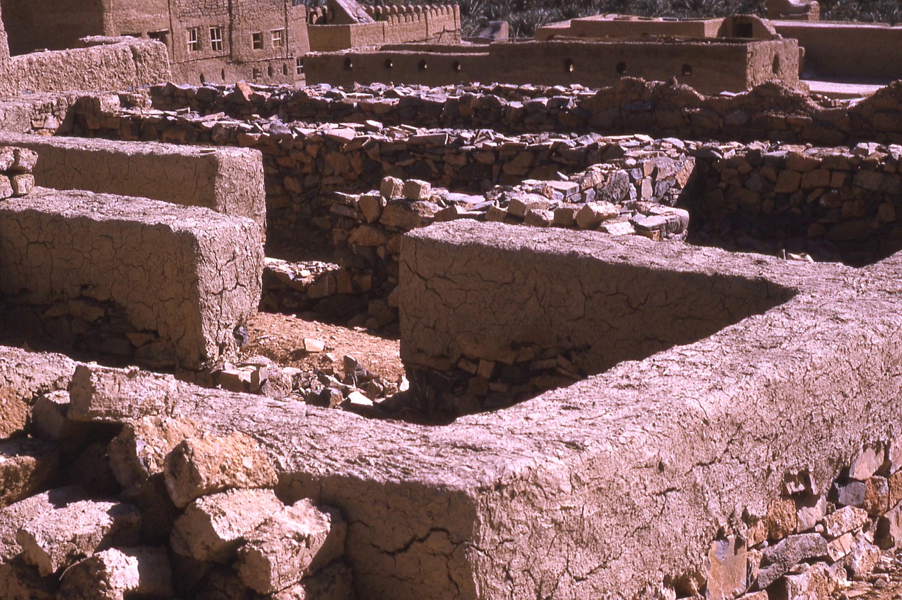 Mud brick building foundations | DW Digital Archive