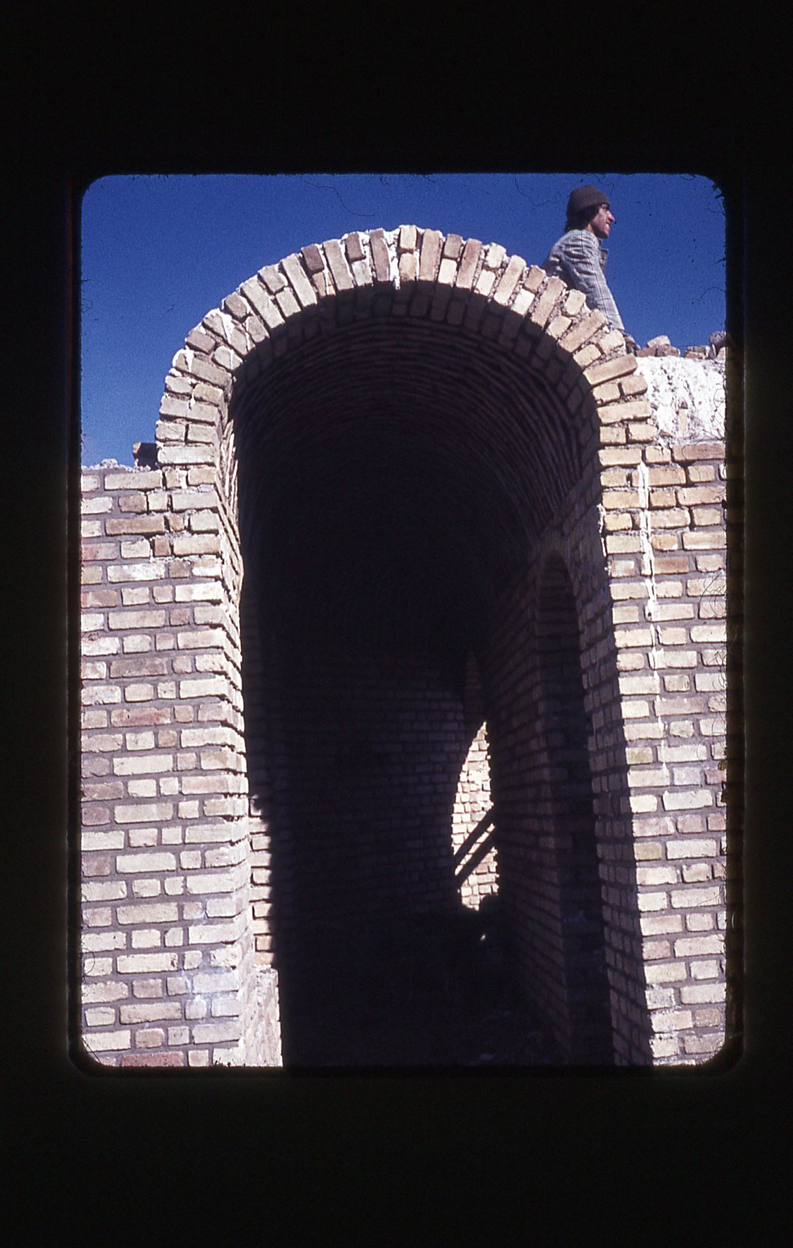 Detail of arch in new building | DW Digital Archive