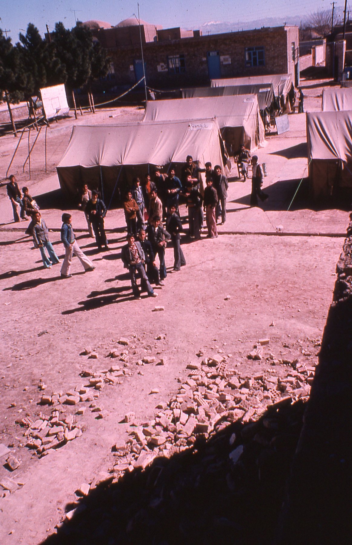 Men at camp for people displaced by earthquake | DW Digital Archive